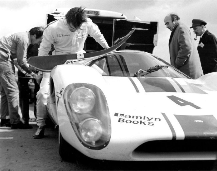 Moments In Motorsport (7): Peter Revson - Lola T70 MkIIIb - collectorscarworld